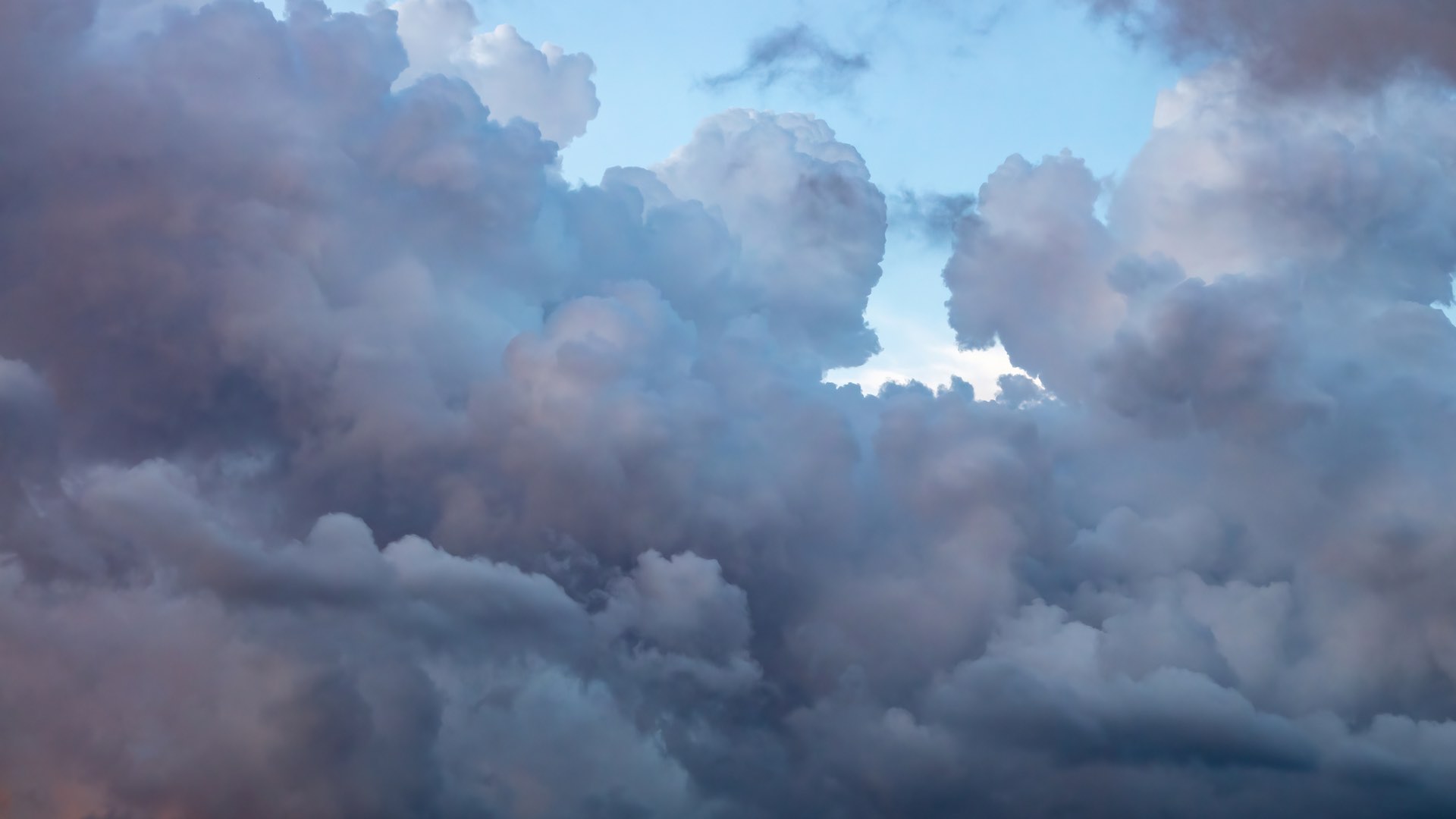 Toxic chlorine cloud forces lockdown near Barcelona - UAE Analyst